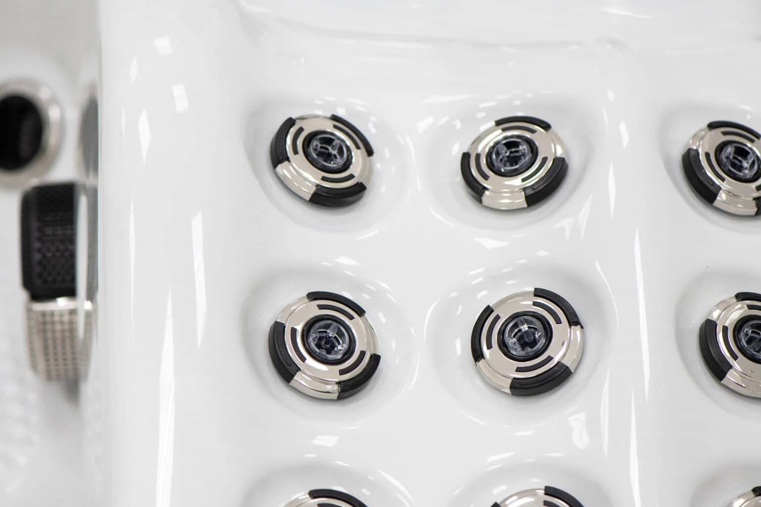 Happy - Shop Valley Pool & Spa - Deluxe Range, Platinum Spas